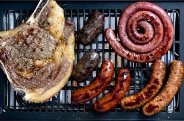 Parrillada de carne con patatas y ajos asados - Planchas de cocina