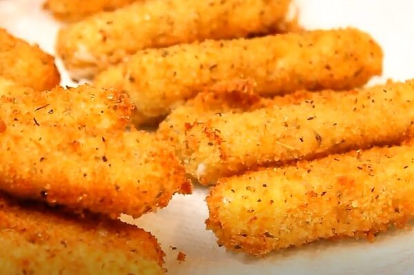 Palitos de queso fritos. Receta fácil con un bocado crujiente!